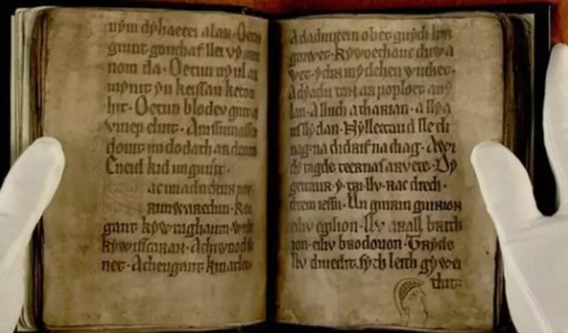 O le Tusi Uliuli a le Kamisi O le Tusi Uliuli a Camarten e taʻua o se tasi o tusi muamua na tusia i Uelese. Na maua o ia i le St. David Cathedral. O le tusitusiga na tusia i le 1250 ma o loʻo iai ma le tele o talaaga o soifuaga a tagata o le atunuʻu - i fafo. Na maua e le suʻesuʻe suʻesuʻe o Jorah Peisakh ni feʻau o loʻo nana i luga o itulau o le tusi, ma e leʻo mafai ona faʻamatalaina e saienitisi.