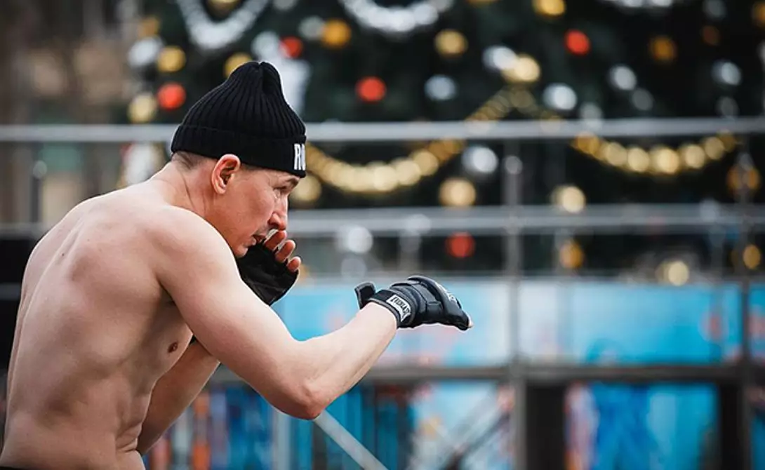 Shadowboxing Tangtosna, éta manteng pikeun nyebut éta latihan anu lengkep. Nanging, urang nyarankeun yén anjeun kalebet tinju kalangkang dina latihan mingguan anjeun. Karya satengah jam bakal ngamimitian kagiatan uteuk sapinuhna - cobi, demi percobaan, pikeun ngungkulan sababaraha masalah saatos satengah jam latihan.