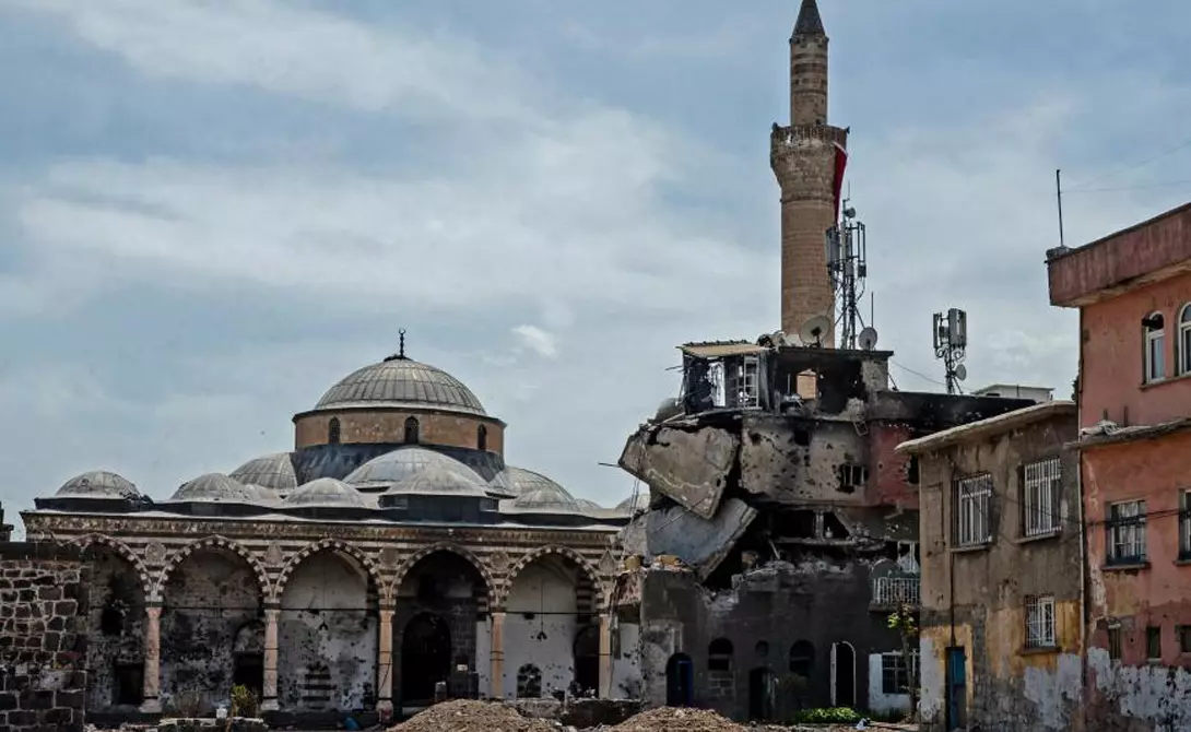 Diyarbakir Turki Kota Diyarbakir yang berkubu dan kawasan sekitarnya sangat penting bagi beberapa empayar. Orang Yunani, Sassanid, Rom, Bizantium dan wakil budaya Islam memperjuangkan benteng ini pada masa yang berlainan.