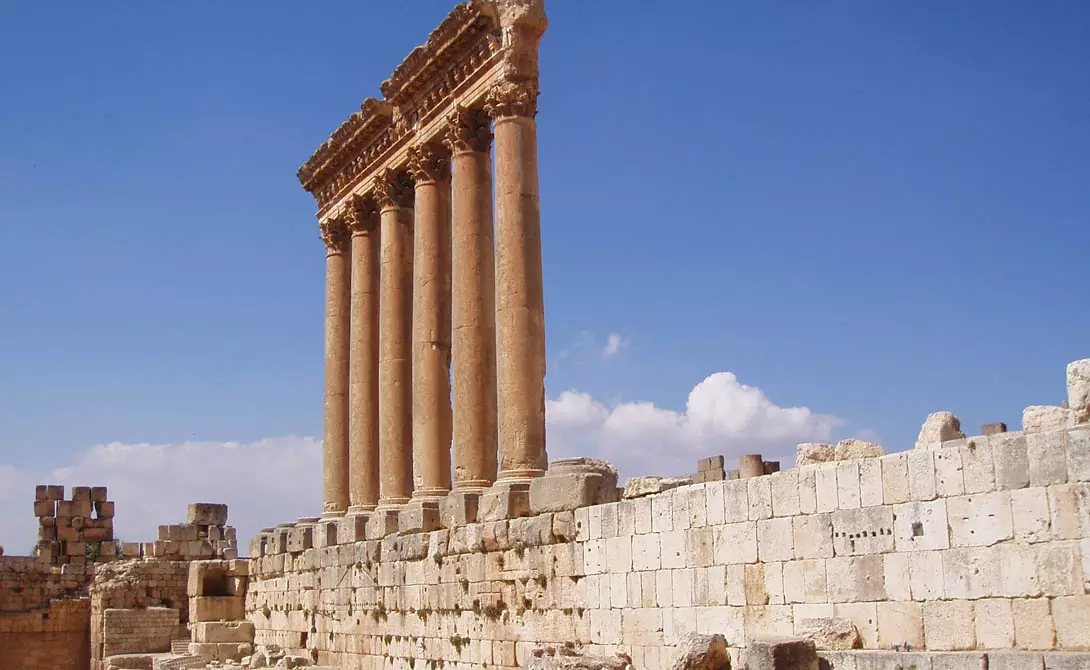 Baalbek Libāna Šī feniķiešu pilsēta, kurā pielūdza daudzas dievības, hellēnisma laikā bija pazīstama kā Heliopolis. Tagad Baalbek ar kolosālajām ēkām ir viens no izcilākajiem impērijas romiešu arhitektūras paraugiem tās virsotnē.