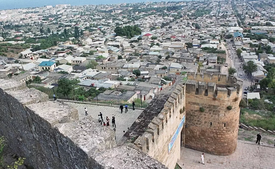 Derbent רוסלאַנד דערבענט, געבויט ווי אַ מיליטעריש פאָרטיפיקאַטיאָן, נאָך ריטיין פיל פון זיין מידייוואַל כיין. די ווענט פון דער שטאָט, פֿון ים צו די בערג, בלאַקינג די דורכפאָר פון די אַטאַקערז, וויטסטאַנד מער ווי איין באַרבעריאַן ינוואַזיע.