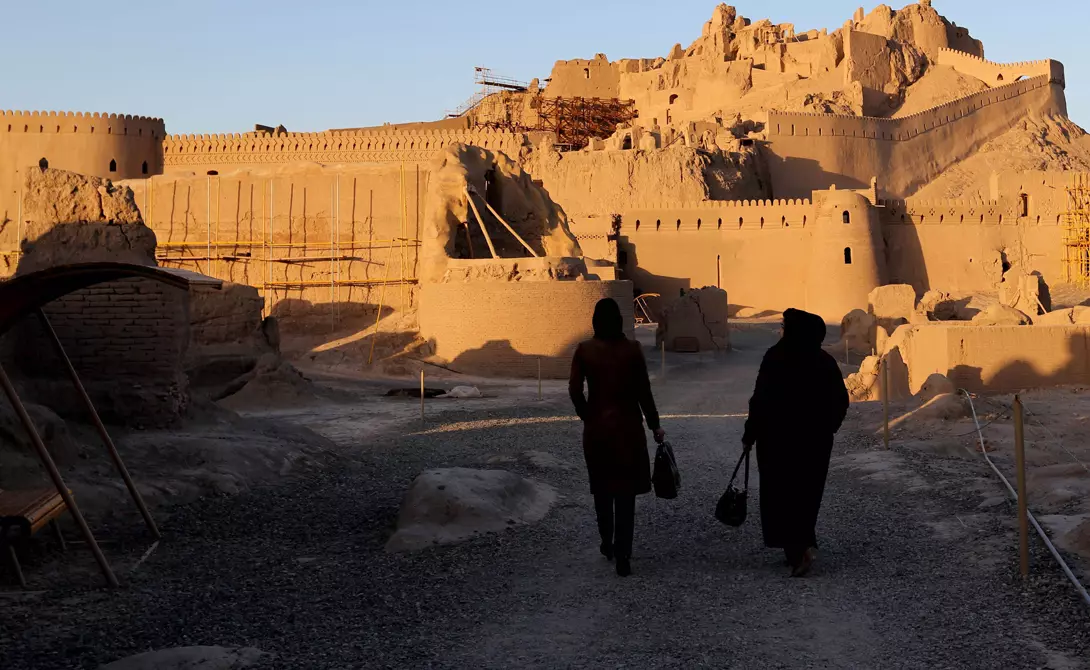 Bam Iran Bam est situé dans une zone désertique à la limite sud du haut plateau iranien. L'apogée de la ville a duré du VIIe au XIe siècle : la ville occupait une place importante au carrefour de routes commerciales stratégiques.