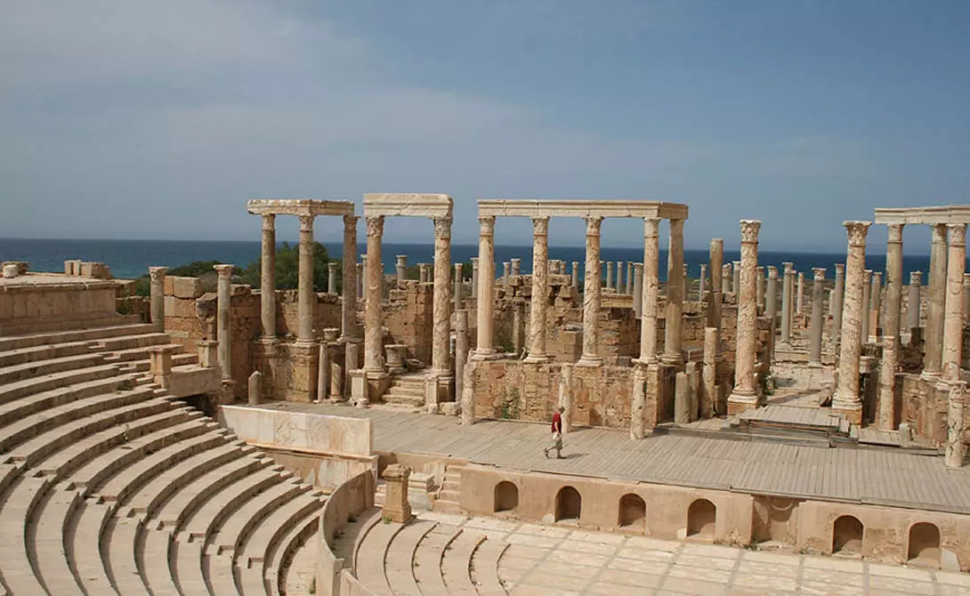 Leptis Magna Livia Di sini lahir Septimius Sever, maharaja Rom yang hebat. Dia juga mengembangkan penempatan itu menjadi kota besar, yang menjadi salah satu kota paling indah di Empayar Rom.