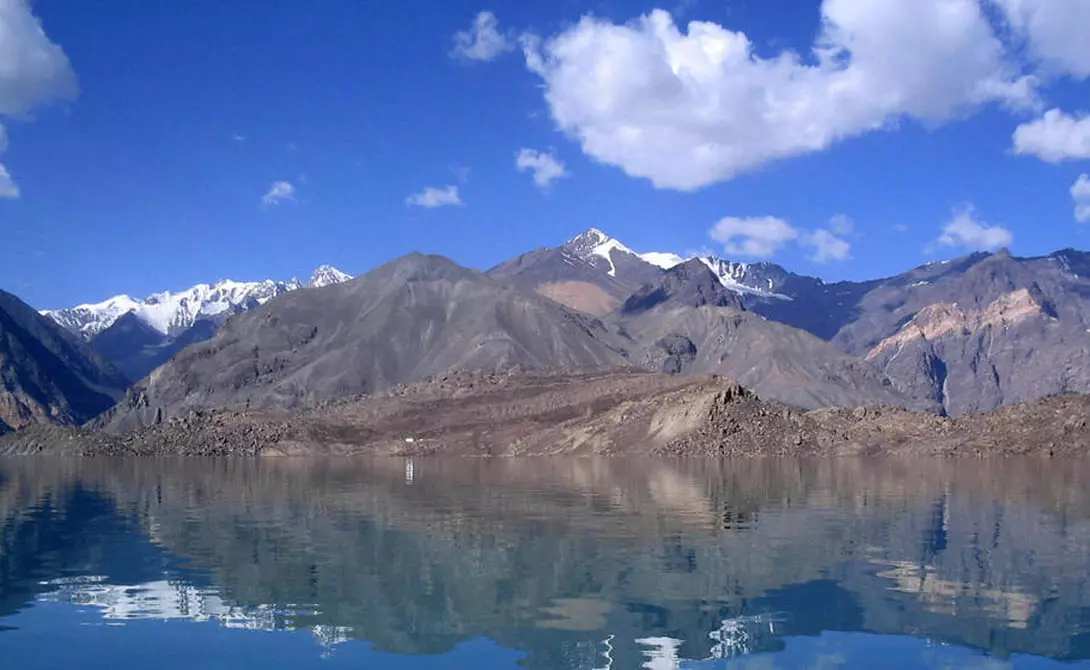 Taman Negara Tajik Taman Nasional Tajikistan Tajikistan meliputi lebih dari 2.5 juta hektar di sebelah timur negara ini. Dataran tinggi ke timur dan barat, puncak berbatu, beberapa di antaranya mencapai ketinggian 7.000 - dan, sebagai bonus, turun naik suhu musim yang melampau.