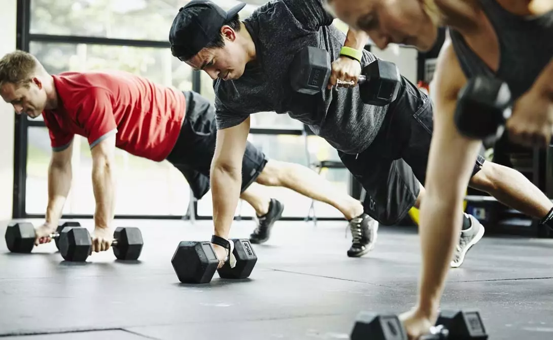 Tetapi ini benar hanya untuk mempertahankan nada umum tubuh. Mereka yang ingin mencapai lebih banyak harus bekerja lebih keras. Hanya kunjungan rutin ke gym yang akan membantu Anda menjadi bugar dalam waktu sesingkat mungkin: tiga kali, lalu empat kali seminggu. Jangan takut berlatih berlebihan - lebih baik takut kelebihan berat badan dan masalah terkait.