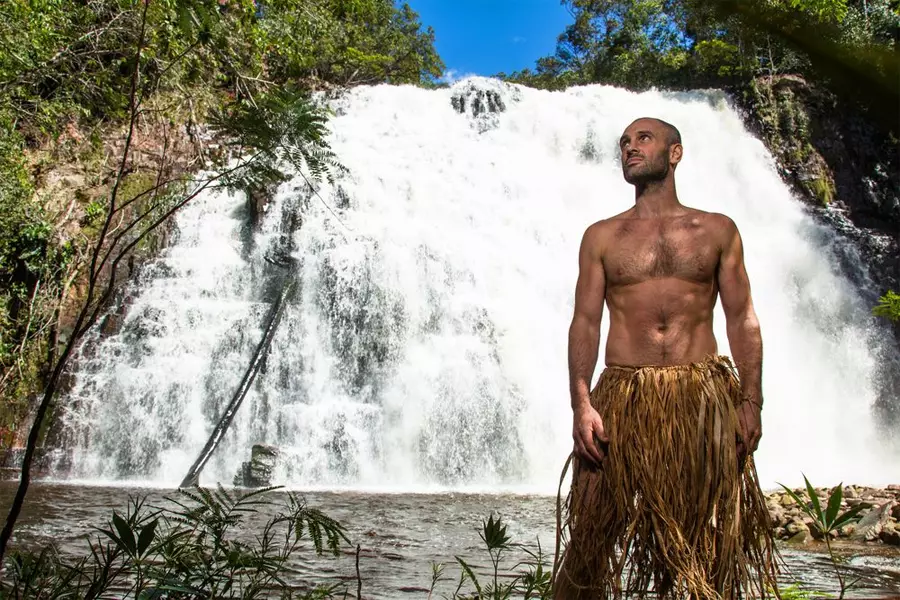 Tufafi Wannan abun ya dace da masu sa'a waɗanda maigidansu ya fi son mai da hankali kan lambar sutura, maimakon aikin da ake yi. Yin yawo a cikin gandun daji na birni a cikin sutura mai yanki uku, don sanya shi a hankali, ba shi da daɗi sosai. Sanye da wando masu nauyi, hoodie da T-shirt ba za su sa akwatunanku su yi nauyi ba, kama su.