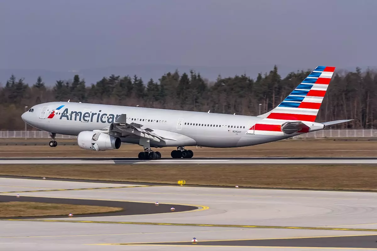 Lifofane tse 900 le basebetsi ba koetliselitsoeng ka ho khetheha ho loants'a litlhaselo tse ka bang teng tsa bokhukhuni. American Airlines ha e so bone koluoa ​​ho tloha ka 2001.