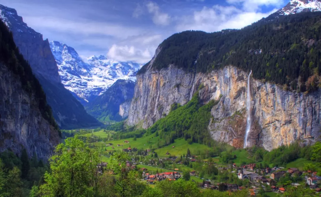 Lauterbrunnen Switzerland Cov hav no yog qhov tseem ceeb tshaj plaws ntawm Swiss Alps. Nws khav pob zeb pob zeb, cov dej tsaws tsag zoo nkauj thiab cov dej khov xiav tsis muaj qhov kawg - txawm tias cov neeg tuaj ncig tebchaws tuaj ntsib tsis tuaj yeem tiv taus qhov pom.