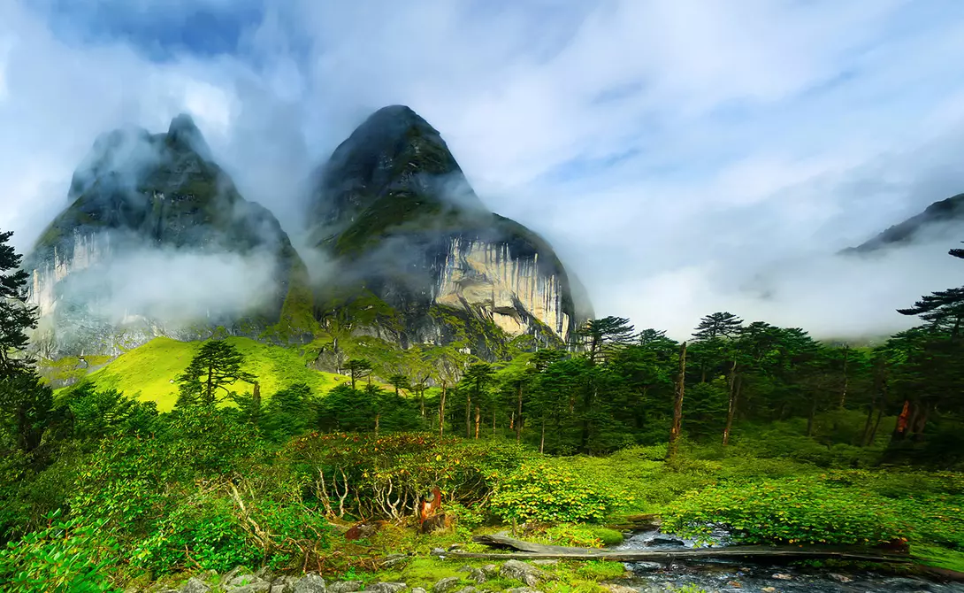 Barun Népal La vallée de Barun fait partie des chaînes himalayennes et est située dans le parc national de Makalu. Une vue imprenable sur toute la vallée s'ouvre depuis les sommets des montagnes environnantes, une promenade qui apportera beaucoup d'émotions agréables au voyageur.