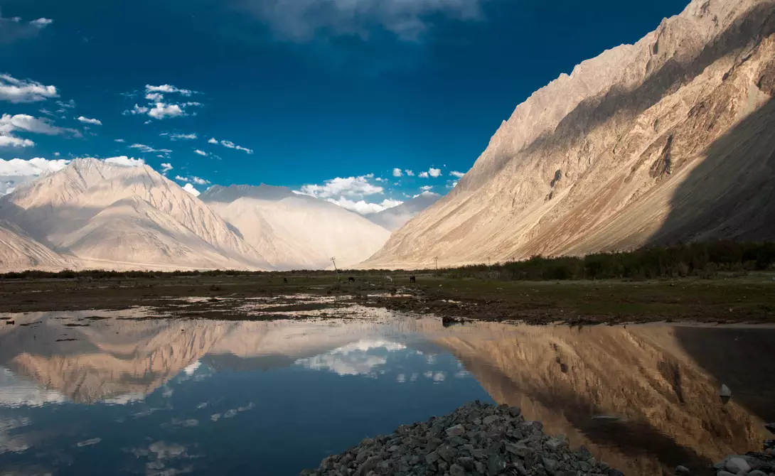 Nubra India Nubra ay matatagpuan tungkol sa 150 km mula sa lungsod ng Leh. Ang malawak na lambak, mayaman sa mga atraksyon, ay hindi mapupuntahan sa lahat: ang mga lokal na awtoridad ay naglalabas ng mga espesyal na pahintulot para sa mga manlalakbay na bisitahin ang pambansang parke na ito.