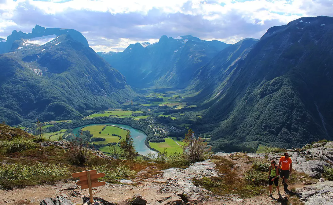 Romsnal Norway Kuyenda ku Norway kungakhale chinthu chosangalatsa kwambiri m'moyo wanu: magetsi akumpoto, ma fjords osatha komanso chizindikiritso cha dzikolo ndichinyengo. Romsnal ndiye likulu lodzitchinjiriza ku Norway.