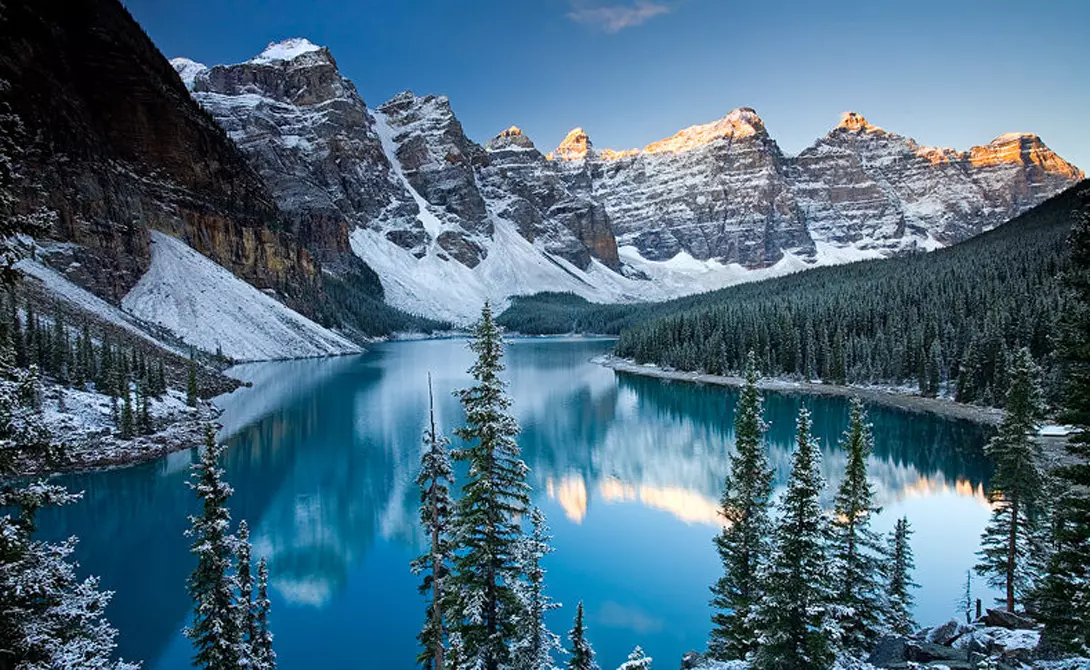 Valley of the Ten Peaks Canada Chimodzi mwa zigwa zokongola kwambiri padziko lapansi zili paki yayikulu ku Canada. Ndizozunguliridwa ndi, monga mungaganizire kuchokera dzinalo, mapiri 10 opangidwa mwapadera. Muyenera kusiya galimoto yanu polowera kuchigwa: kuyenda kokha ndikovomerezeka pano.