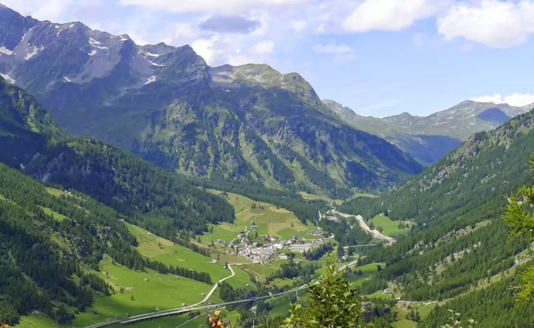 Simplon Italytalya Geliyê alpine yê navdar di navbera çend-çar hezar de dirêj dibe. Geliyê Simplon Swîsre û Italytalya dabeş dike, ji ber vê yekê we fersendek bêhempa heye ku hûn li ser sînorê her du welatan pîknîkê bikin.