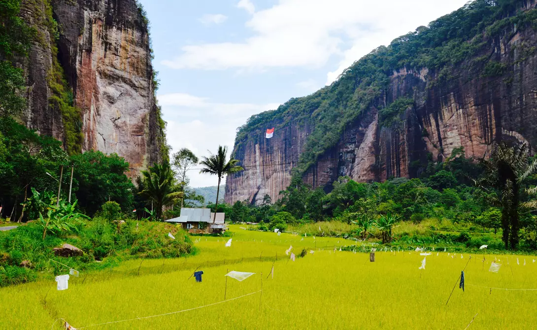 Ang Harau Indonesia Matatagpuan sa West Sumatra, ang Harau Valley ay humanga sa mga manlalakbay na may magagandang likas na tanawin. Ang matapang na explorer ay tiyak na makakatuklas ng maraming mga kagiliw-giliw na bagay dito: ang lambak ay may kagubatan sa mga bundok, hindi mapupuntahan na mga bangin at kahit na liblib na mga palayan na tinataniman ng mga lokal na magsasaka.