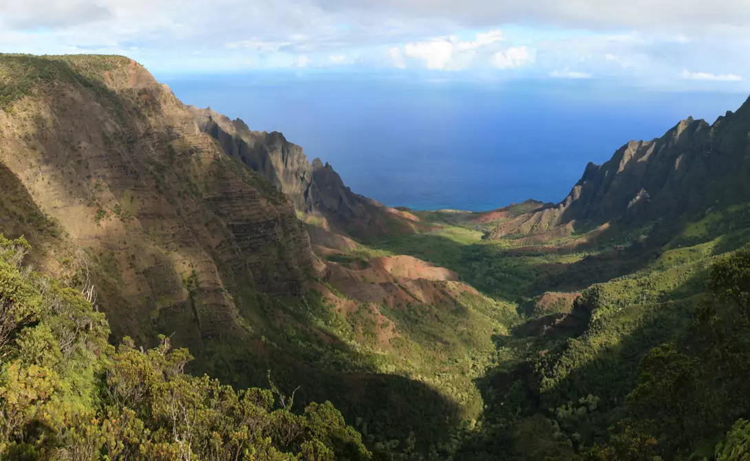 Kalalau Valley Hawaii Lub hav zoo nkauj no nyob ntawm cov kob Kauai. Kalalau yog lub tsev rau ib qho ntawm cov ntug hiav txwv zoo tshaj hauv ntiaj teb. Tab sis mus rau ntawm no yuav tsis yooj yim li: tsis muaj kev thauj mus los ntawm no. Qhov laj thawj zoo los sim koj li txuj ci kev taug kev!