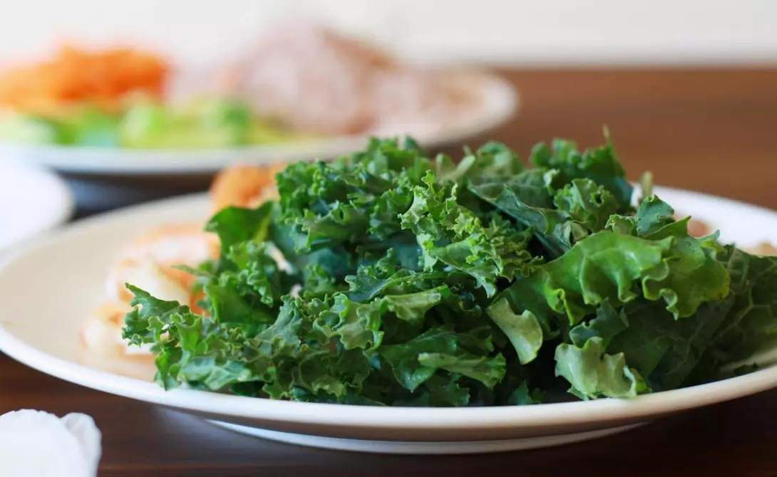 Kale Outra fonte sorprendente de calcio é a col ou a col. 139 mg por cada 100 gramos, ademais de máis de 45 flavonoides diferentes.