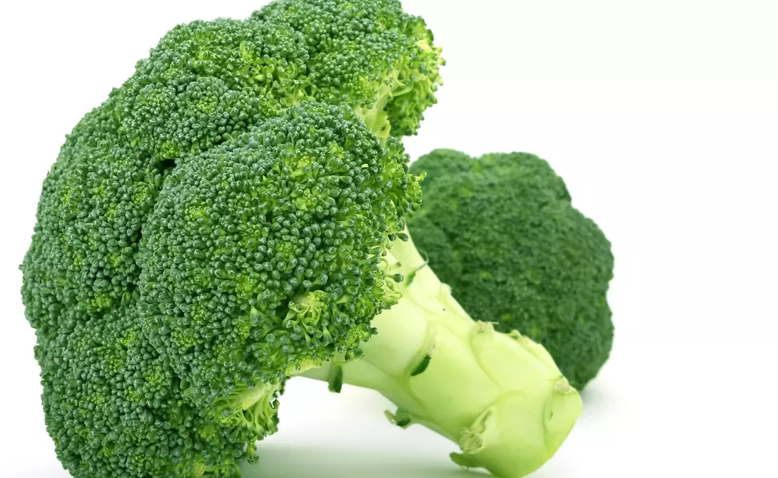 Vitamine K ya Broccoli ningirakamaro kubuzima bw amenyo yacu. Niba udahagije kuri vitamine, uzagabanya amenyo yawe n'amenyo. Garama 50 gusa za broccoli zirahagije kugirango ubone ibyo ukeneye buri munsi kuri vitamine K.