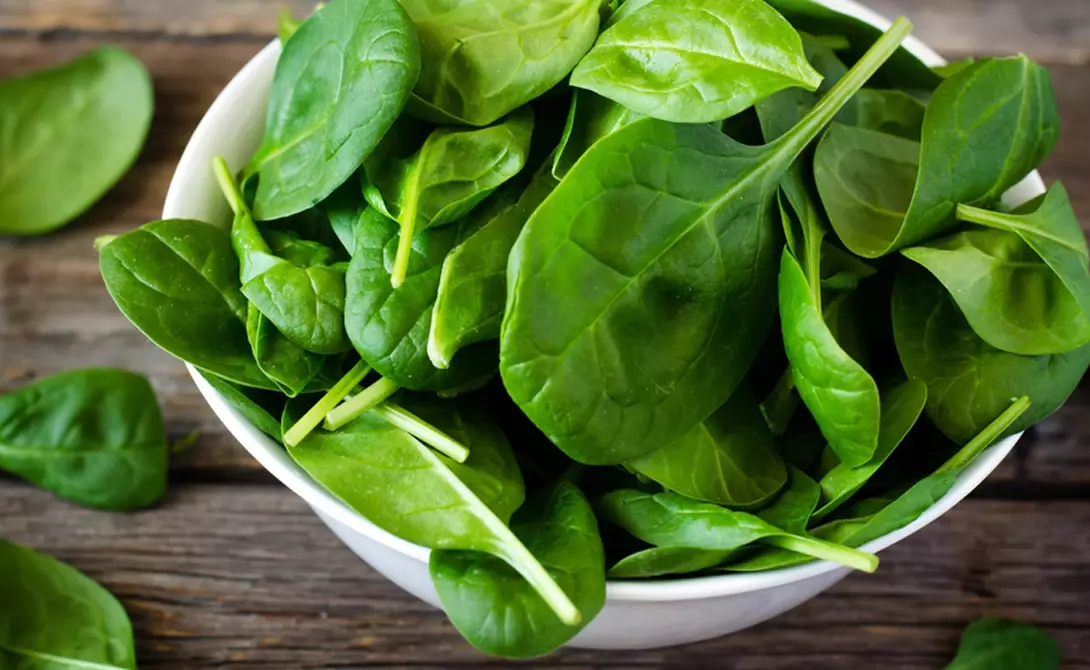 O le spinach Sailor Popeye e fiafia i le spinach mo se mafuaaga. I se faʻaopopoga i le calcium (i le selau kalama - 148 mg), o le spinach e aofia ai vitamini C, manganese, vitamini A ma vaitamini K.