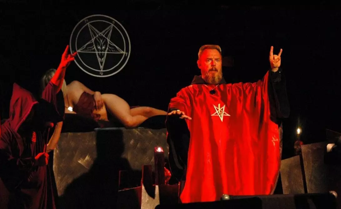 Ólíkt því sem margir halda geta sannir Satanistar ekki fórnað neinu. Reglur þeirra banna stranglega skaða á hverri lífveru að undanskildum tveimur tilvikum: að drepa dýr til matar eða drepa mann í sjálfsvörn.