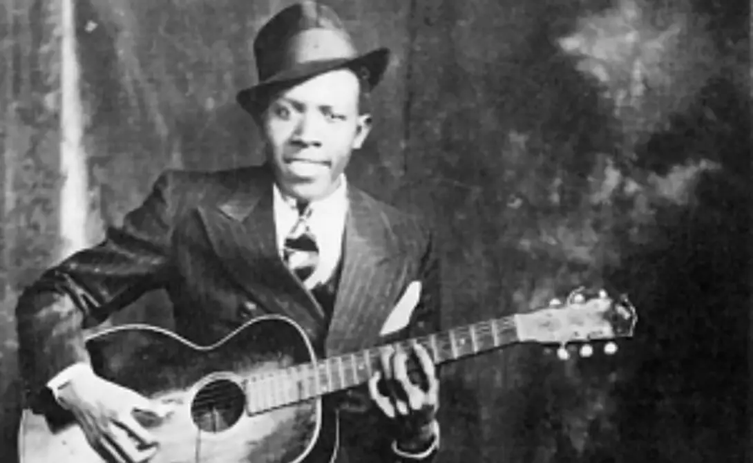 Youn nan pak yo ki pi popilè ak dyab la te swadizan fèt pa blues gitaris Robert Johnson. Li ti jan mache nan entèseksyon kote dyab la branche gita l ', li ba l' yon sans fou nan tact. Blag kòm yon blag, men nan vil li Johnson te li te ye pou men kwochi, apre reyinyon ak fòs la fè nwa, li te kòmanse jwe nan yon fason ke li ploge tout bluesmen yo ki antoure nan senti an. Anplis de sa, Robert te mouri kèk ane pita - nan dat anonse - nan sikonstans klè.