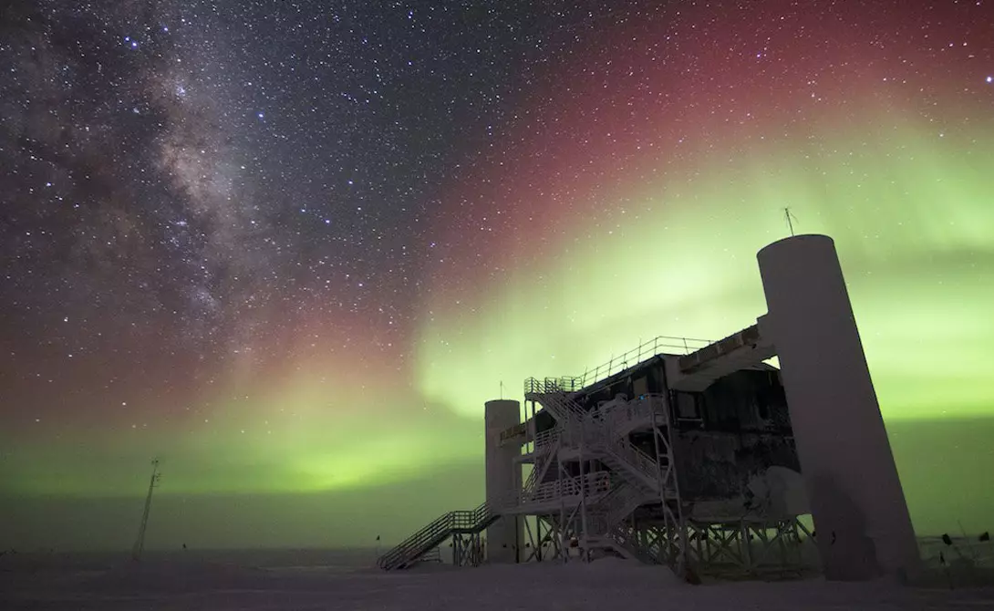 IceCube Es tracta del detector de neutrins més gran del món. IceCube, situat al pol sud, utilitza 5.160 sensors repartits en més de mil milions de tones de gel. L’objectiu és obtenir neutrins d’alta energia a partir de fonts còsmiques extremadament violentes com estrelles en explosió, forats negres i estrelles de neutrons. Quan els neutrins s’enfonsen en molècules d’aigua al gel, alliberen erupcions d’energia elevada de partícules subatòmiques que poden recórrer diversos quilòmetres. Aquestes partícules es mouen tan ràpidament que emeten un curt con de llum anomenat con Cherenkov. Els científics esperen utilitzar aquesta informació per reconstruir la ruta dels neutrins i determinar la seva font.