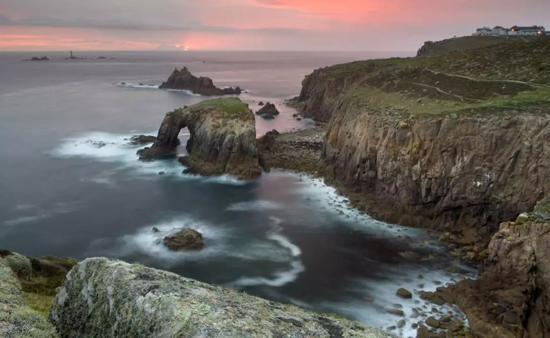 Un pequeño problema Al salir de Cádiz, Merchant Royal y Dover Merchant debían trasladarse por la costa oeste de Francia, amarrando brevemente la costa sur de Inglaterra para descargar las principales bodegas de Dartmurt. El becerro de oro español se trasladó a Bélgica. Solo había un pequeño problema, observado en Cádiz: el Merchant Royal tenía un agujero en el casco y, por lo tanto, no podía mantener una velocidad de crucero constante.