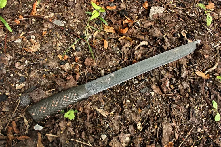 Scramasax (Saxon) I själva verket är det ett kort svärd av de gamla germanska folken, men det når bara knappt ett fullvärdigt blad. Denna kniv, sällan över 30 cm lång och cirka 5 mm tjock, perfekt genomborrad kedjepost och lätt läderpansar. Enligt legenden var saxarna uppkallade efter honom.