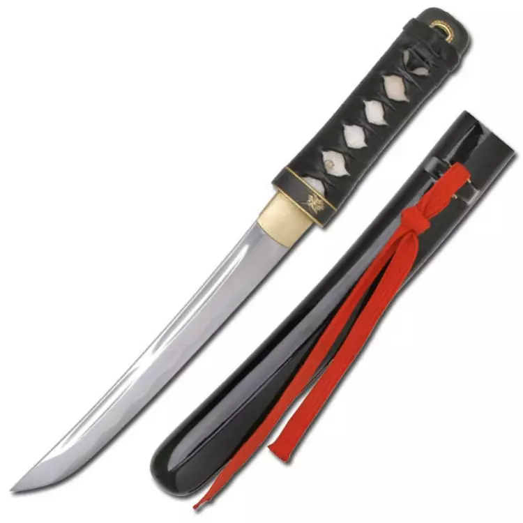 Tanto Daga de samurái. Tanto es una hoja afilada de un solo lado con una longitud de 15 a 30,3 cm, si es más larga ya es un wakizashi, una espada corta. El tanto se usaba como arma auxiliar (para cortar cabezas y hara-kiri) y nunca como cuchillo; para esto, se usaba un pequeño cuchillo kogatan en un par de tanto.