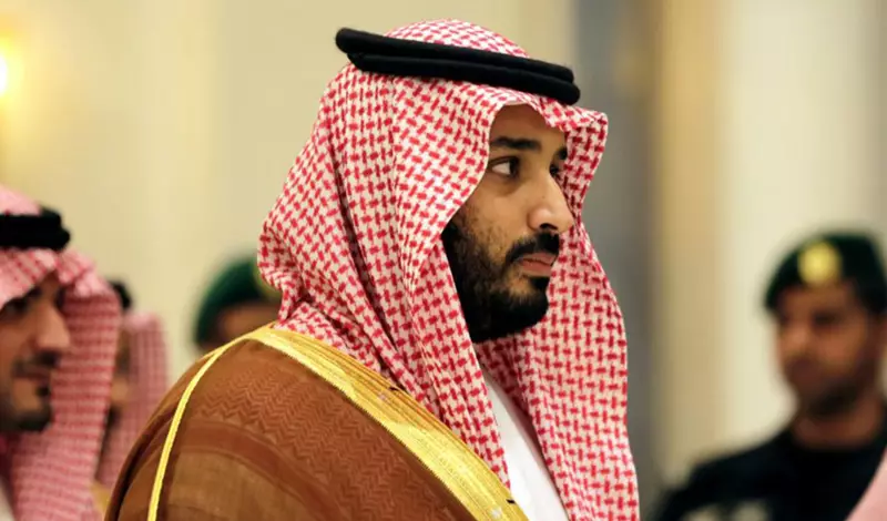 Prince Mohammed alianza kujiunda katika ujana wake. Hatua za kwanza zilikuwa biashara ya hisa kwenye soko la Magharibi la hisa - na silaha, ndani. Baba yake aliweza kufunika nyuma, lakini mkuu huyo mara chache alipata shida. Tofauti na kaka zake wakubwa, Muhammad hakuenda kusoma nje ya nchi, akichagua kuwa Chuo Kikuu cha Riyadh. Wanafunzi wenzake na walimu walimzungumzia kama kijana mzito ambaye hakunywa pombe na alitumia wakati wake wote kwa kazi yake.