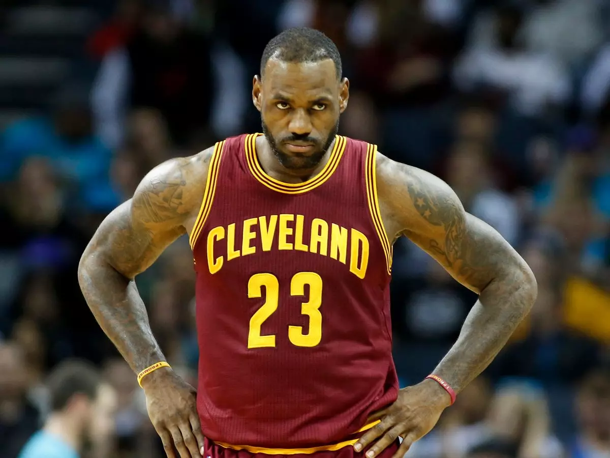 LeBron James Basketball Player Age: 31 A cikin NBA, babu ɗan wasan da zai iya sarrafa duk abin da ke faruwa a filin. Harbi, dribbling, kai hari, karewa: LeBron yana da 'yancin zaɓar yadda ya mamaye wasan.