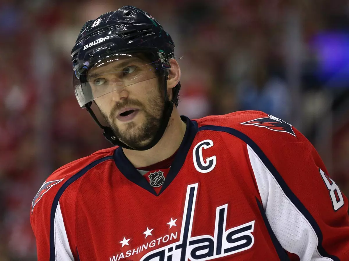 Dan wasan Hockey na Alexander Ovechkin Shekara: 30 Ovechkin ya ci gaba da zama babban ɗan wasan NHL. A cikin 2015-16, Ovechkin ya jagoranci Babban Birnin Washington kuma ya jagoranci ƙungiyar zuwa saman NHL. A cikin daidaikun daidaikun mutane, ɗan wasan hockey har yanzu yana kan gaba.