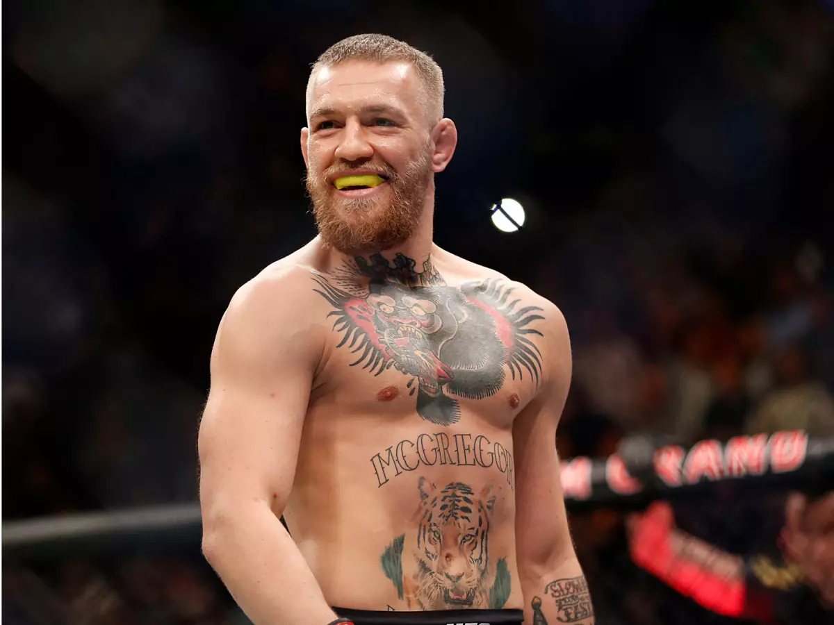 Conor McGregor UFC Fighter Age: 27 Sarkin Irish wanda ya ci fafatawa goma sha biyar a jere kafin shan kashi na farko. Jajirtaccen mayaƙi tare da ɓacin rai kuma yana son yin duk wani ƙoƙari don cin nasara.