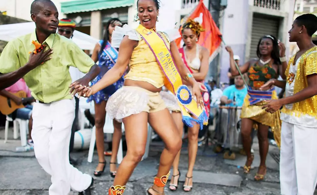 Samba Dette er fødestedet for den hotteste dans på planeten. Når du hører lyden af ​​samba, begynder du at danse ufrivilligt, selvom du aldrig har danset før. At begynde at gå på en samba -skole er det bedste, en expat kan tænke på i Rio.