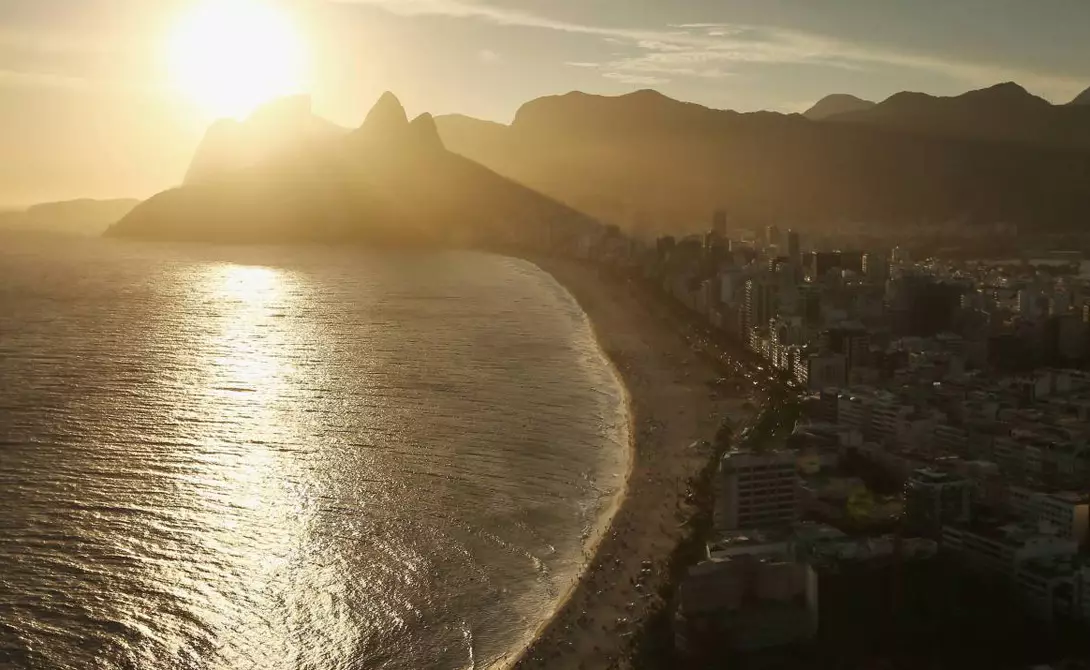 Omgivende skønhed Byens linje stiger direkte ned i havet. Skyskrabere på baggrund af bjerge, hypnotiske solopgange og solnedgange, strande og regnskove: i Rio vænner du dig hurtigt til, at alt omkring dig konstant er smukt.