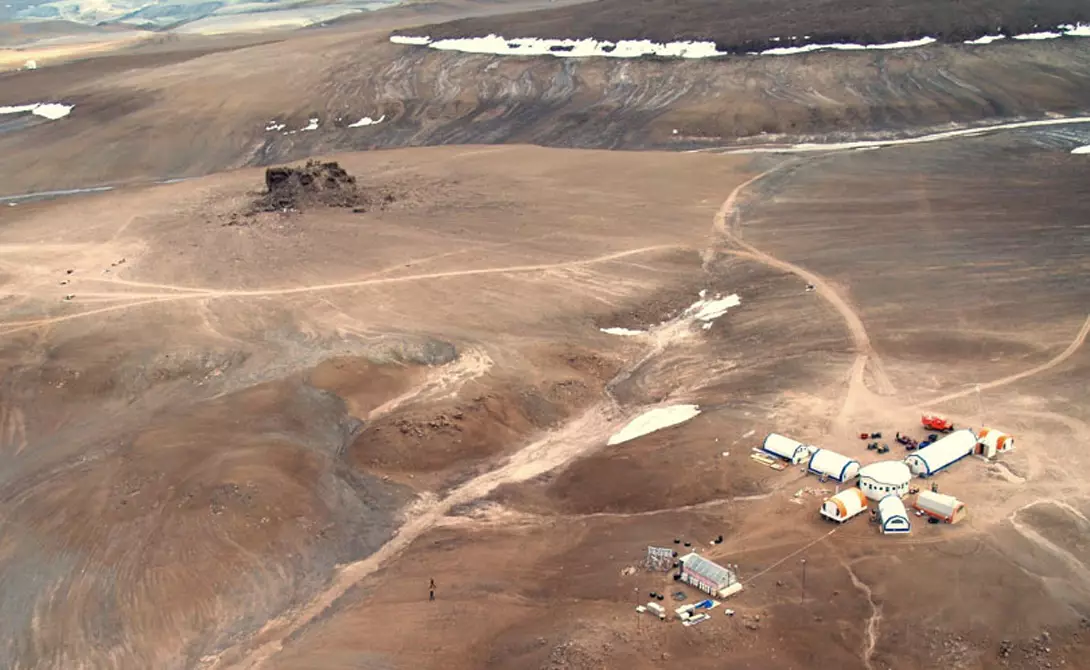 La malfekunda tereno de la insulo Devon, ekstreme malvarmaj temperaturoj, izolado kaj malproksimeco de civilizo donas al NASA-sciencistoj kelkajn unikajn ŝancojn testi spacajn ekipaĵojn sur la Tero.