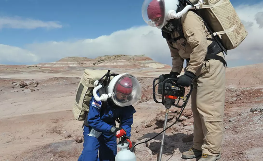 Usiku wa Arctic, vifaa vichache na uwezo wa mawasiliano ni vielelezo bora kwa changamoto zinazowezekana ambazo wafanyikazi wa spacecraft wanaweza kukumbana nazo.