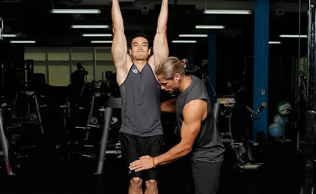 Levantamento da perna colgada Este exercicio bombea os abdominales máis traviesos e baixos. Probablemente notaches que incluso os adestramentos constantes só forman un par de cubos superiores; é certo, terás que intentar máis para formar unha barriga fermosa e harmoniosamente desenvolvida. A posición inicial está colgada na barra, as mans están un pouco máis anchas que o nivel do ombreiro. Levante as pernas rectas en paralelo ao chan e tómese o seu tempo. No punto final, fai unha pausa por un segundo, exhala e baixa as pernas, aínda con concentración, resistindo a inercia.