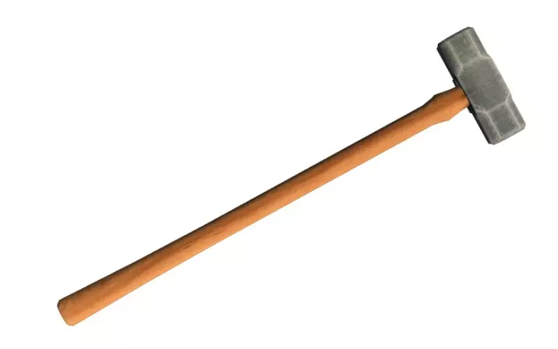 Sledgehammer Le meilleur outil pour abattre les coins. Indispensable lors de la réalisation de travaux de construction. Pèse à partir de 5 kg et a un très long manche.