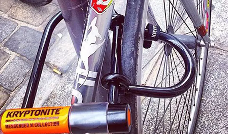 Kryptonite Standard Bicycle U-Lock 가격: 3,500 루블 여름에는 자전거 절도가 이 지역의 모든 마약 중독자들의 주요 수입원입니다. Kryptonite와 같은 심각한 차단기를 사용하면 좋아하는 자전거를 두고 온 곳을 찾을 수 있습니다.