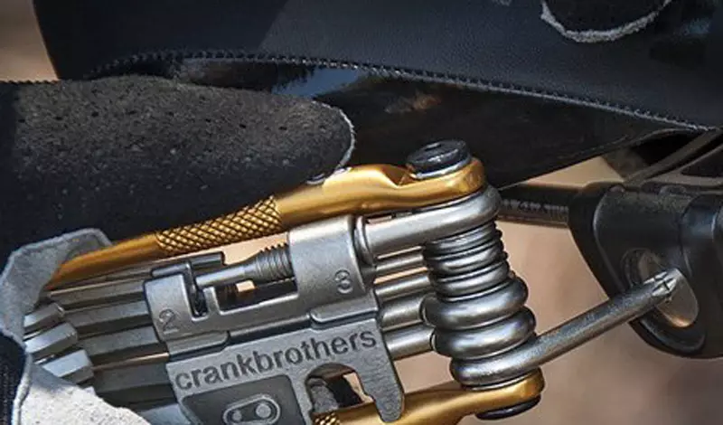 Multitool Crank Brothers Kos: 1,500 rubel Basikal adalah teknik yang agak mudah. Sedikit kemahiran dan anda boleh menyelesaikan sebahagian besar kesalahan itu sendiri. Akan ada alat di tangan. Kami mengesyorkan memilih multitool yang baik untuk tujuan ini, seperti yang ditawarkan oleh Crank Brothers.