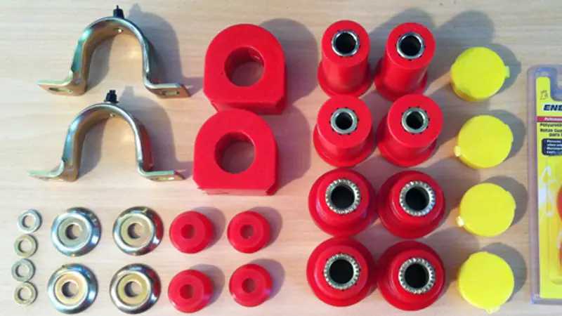 Rubber busings De duvel is yn 'e details - en rubber bushings binne ien fan dy lytse, mar heul wichtige eleminten fan budzjet -tuning. Lytse, ûnsichtbere en skynber folslein ûnbelangrike bushings binne yn feite in wichtige faktor yn hoe't jo auto behannelet en fielt. De bussen sitte yn it ophingsysteem fan 'e masine, helpe om metalen dielen fan elkoar te isolearjen en traumatyske trilling te ferminderjen. Mar de standert rubberbussen hawwe in heul beheinde lifespan. Benammen as se yn oanrekking moatte komme mei oaljes as smeermiddelen dy't heul binne oant ekstreme temperatueren. It ferfangen fan de bussen mei stiver, polyurethaanbussen sil liede ta in algemiene ferbettering fan it gedrach fan 'e auto en sil jo fansels better meitsje oer jo auto.