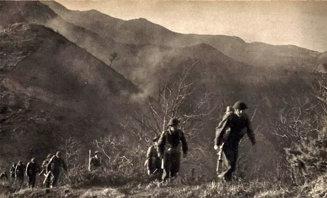 Soldater fra det 22. kompagni sidder fast på Monte Cassino -bjerget. Eliteenheder af de tyske tropper har gravet ind på skråningerne, efter at have formået at drukne de tidligere angreb fra amerikanerne, hollænderne og briterne i blod. De tyske faldskærmstropper ville ikke indrømme den strategiske højde for nogle polakker.