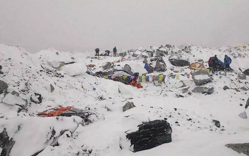 Everest Plats: Nepal, Kina. Himalaya Höjd: 8 848 m Everest är dagens Golgata. Alla som tar mod och bestämmer sig för att bestiga berget andas i gravens kyla vet att chansen att återvända kanske inte faller. Kropparna hos dem som inte längre är avsedda att stiga kommer säkert att påminna om detta. Av de mer än 7 tusen som besteg Everest anses cirka 250 personer officiellt döda. Procentuellt sett är den här siffran inte så stor, men statistiken slutar lugna ner och förvandlas till en mardröm i verkligheten när du reser dig och ser kropparna hos dem som också trodde på deras osårbarhet.