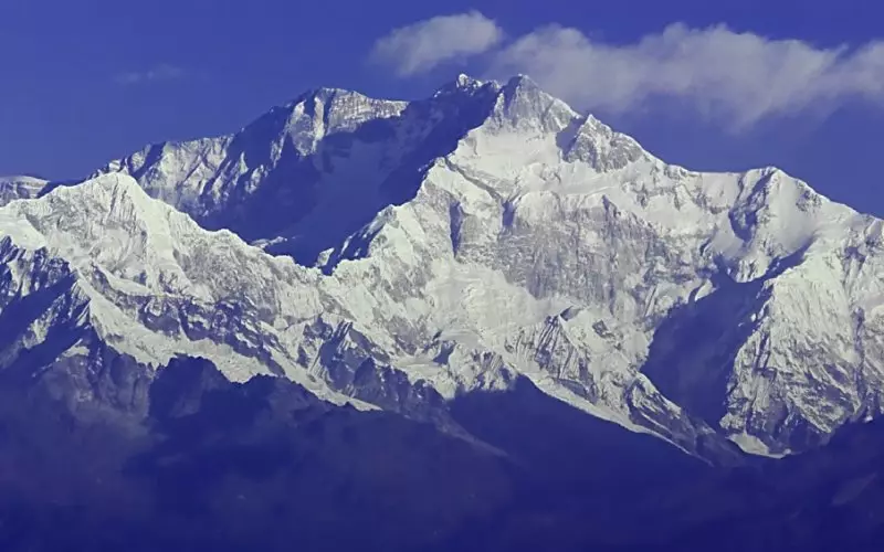 Kanchenjunga محل: نپال ، هند. ارتفاع هیمالیا: 8 586 متر سومین کوه مرتفع جهان است. کانچنجونگا یک کابوس واقعی کوهنوردان است ، زیرا آب و هوای نامساعد در اینجا دائماً حاکم است و هرازگاهی بهمن سقوط می کند. تنها 190 شجاع موفق به صعود به قله کانچنجونگ شدند و میزان مرگ و میر کوهنوردان در اینجا به 22 درصد می رسد.