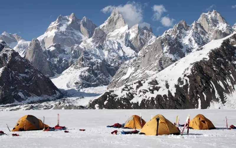 Macizo de Vinson Localización: Antártida Altitude: 4.892 m As montañas máis altas da Antártida non se consideran demasiado difíciles de escalar no ambiente de escalada. Desde 1958, preto de mil e medio persoas subiron aos seus cumes. O máis difícil é chegar á matriz en si. A Antártida é un lugar adecuado para os pingüíns, pero a xente pode morrer conxelada ou perecer nunha ventisca tan sinxela coma pelar as peras.