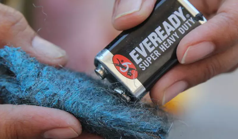 Energizer Yn in gewoane batterij is in heule opslachhûs fan enerzjy ferburgen, jo moatte it gewoan frijlitte kinne. Om dit te dwaan, nim in stik wol en wriuw it gewoan tsjin 'e kontakten (it is it bêste om in 9W -batterij te brûken). Wol nimt heul fluch fjoer, mar it giet ek direkt út - meitsje de oanstek foarôf taret en gaap net.