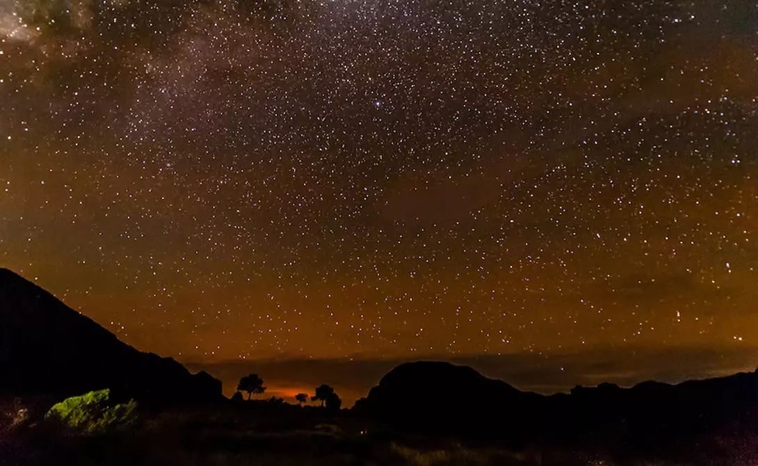 Big Bend National Park Texas, USA Isang tunay na paraiso para sa mahabang hikers. Matatagpuan ang Big Bend National Park na malayo sa mga pangunahing lungsod: ang mga residente ng mga megacity ay partikular na pumupunta dito upang hangaan ang mabituon na kalangitan kahit na sa isang maikling panahon.