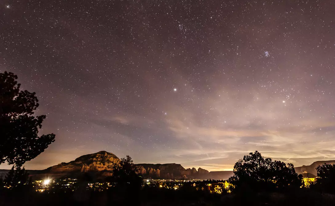 Sedona Arizona, Estados Unidos Na procura dun ceo escuro, non tes que adentrarte nun ermo. A pequena cidade de Sedona, con clima seco e claro durante todo o ano, ten marabillosas caídas de estrelas e condicións confortables para os viaxeiros.