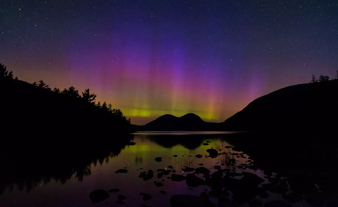 Mbuga ya Kitaifa ya Acadia Man, USA Hifadhi ya Kitaifa ya Acadia ni moja wapo ya mbuga zinazotembelewa zaidi nchini Merika. Kufikia unakoenda hakutakuwa rahisi, lakini safari hiyo ni ya thamani sana: safari moja ya kayaking usiku itakomboa shida zote mara mia.