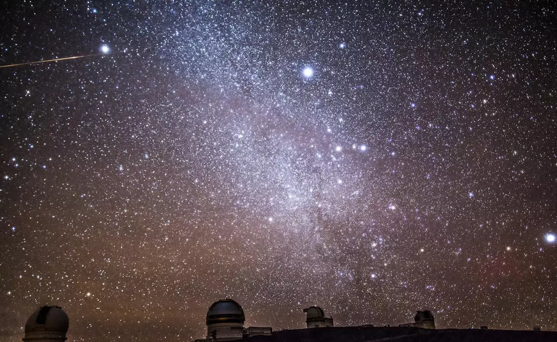 Mauna Kea Hawaii, USA Den berømte Mauna Kea har vært et ekstremt populært sted for astronomi i flere tiår. Verdens største optiske teleskop er installert på toppen av fjellet. Hver turist kan se universet med sine egne øyne, all glede koster omtrent førti dollar.